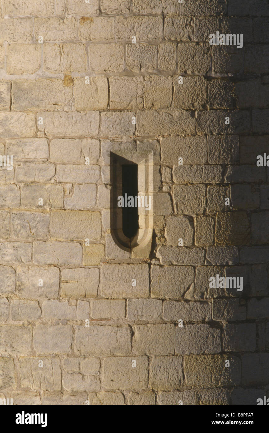 Detail of an arrow slit in the wall at Bodiam Castle Stock Photo - Alamy