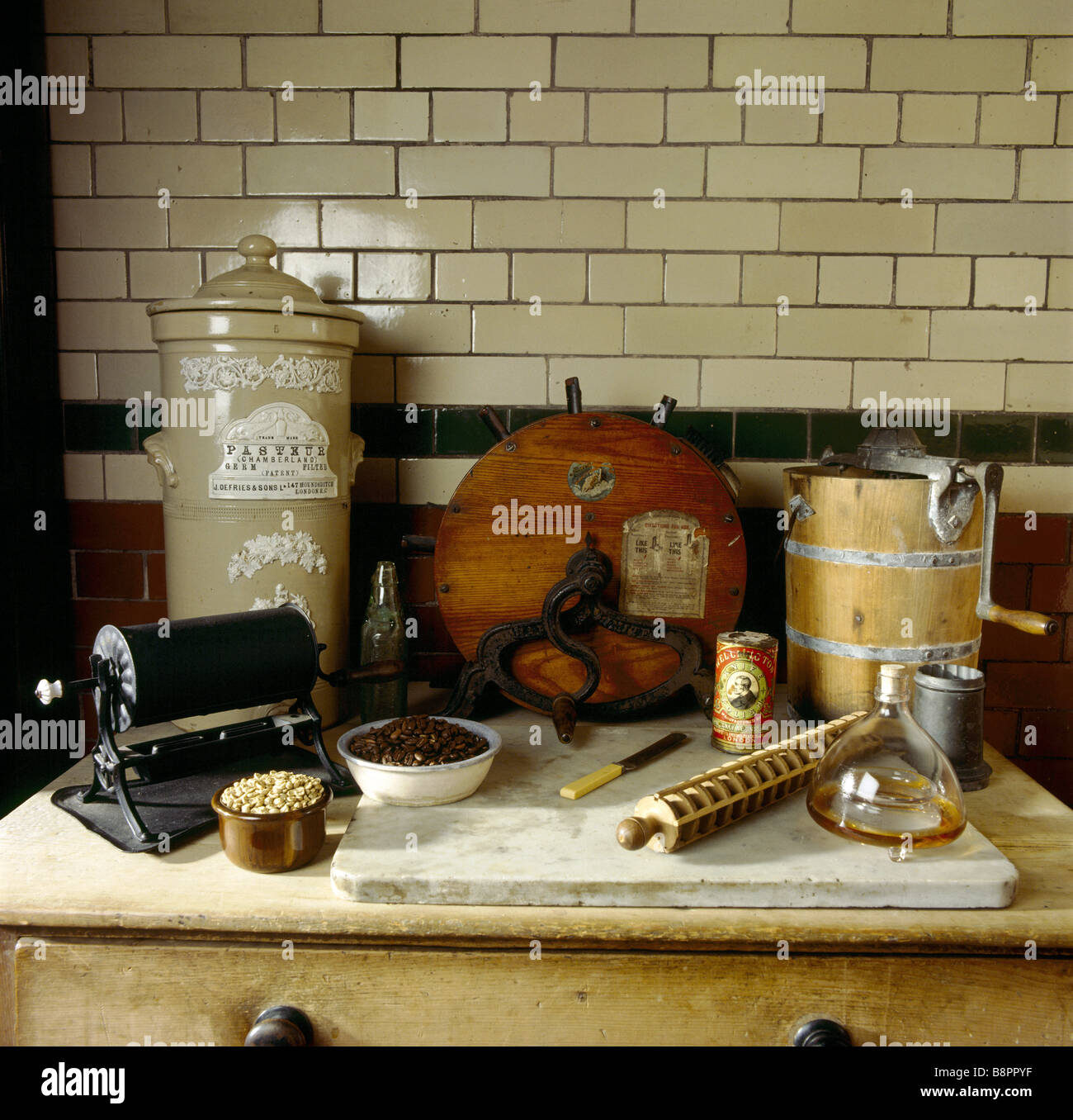 Victorian kitchen utensils britain hi-res stock photography and images ...