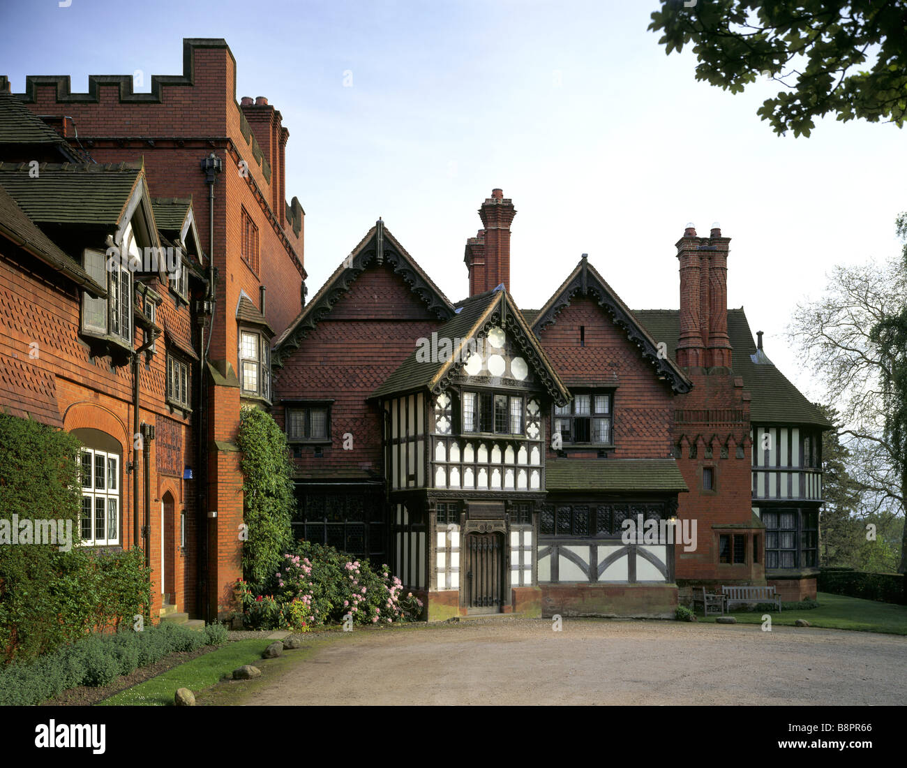 Castellated manor house hi-res stock photography and images - Alamy
