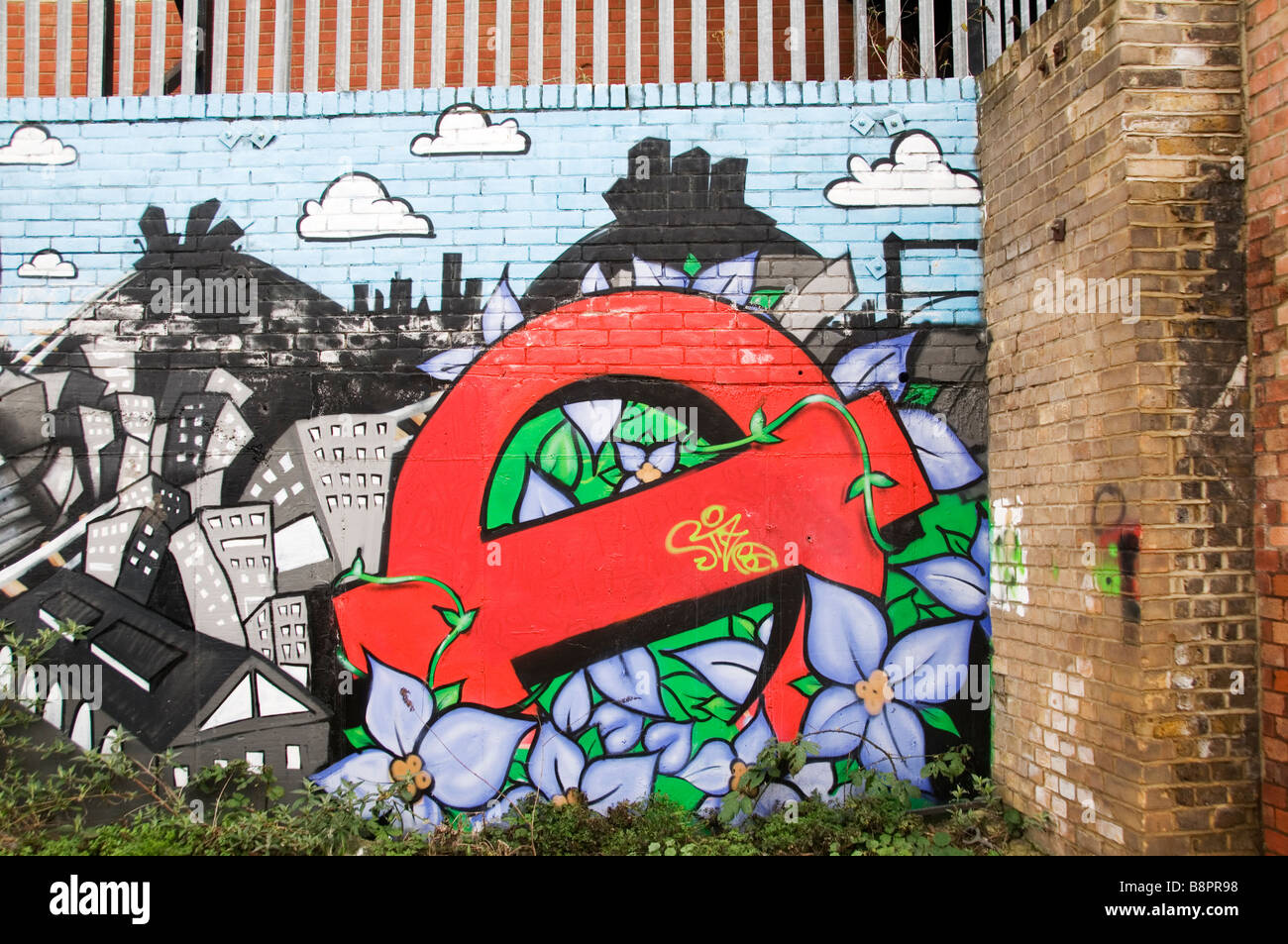 Hackney Off Kingsland Road Wall painting of decaying city Stock Photo ...