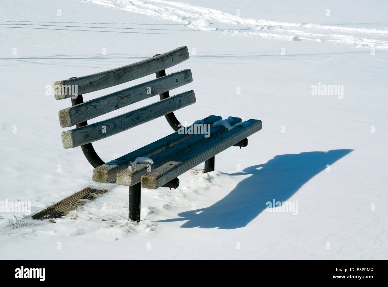Bench snow hi-res stock photography and images - Alamy