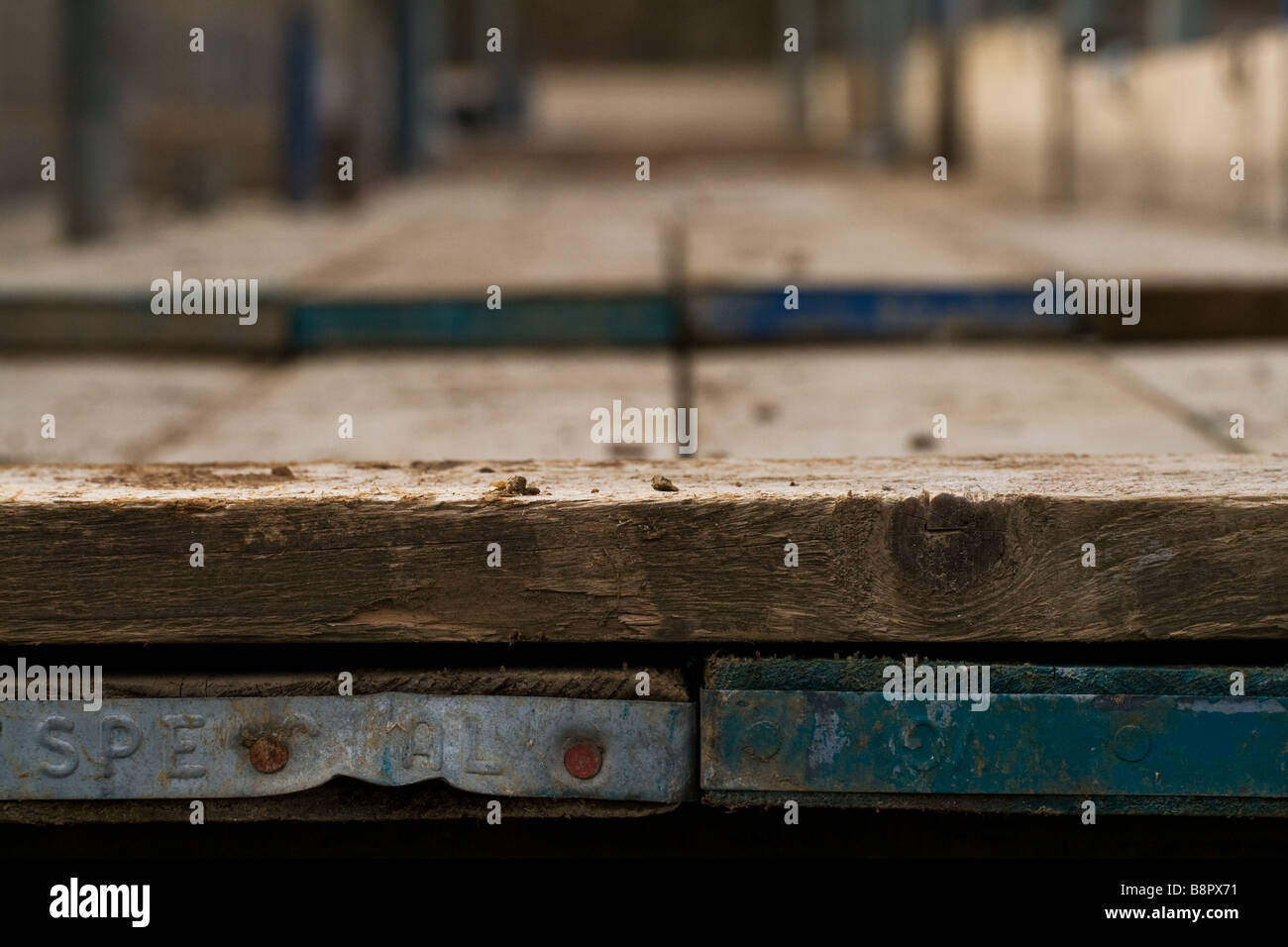 Wood planks as a scaffold platform - corporatevery