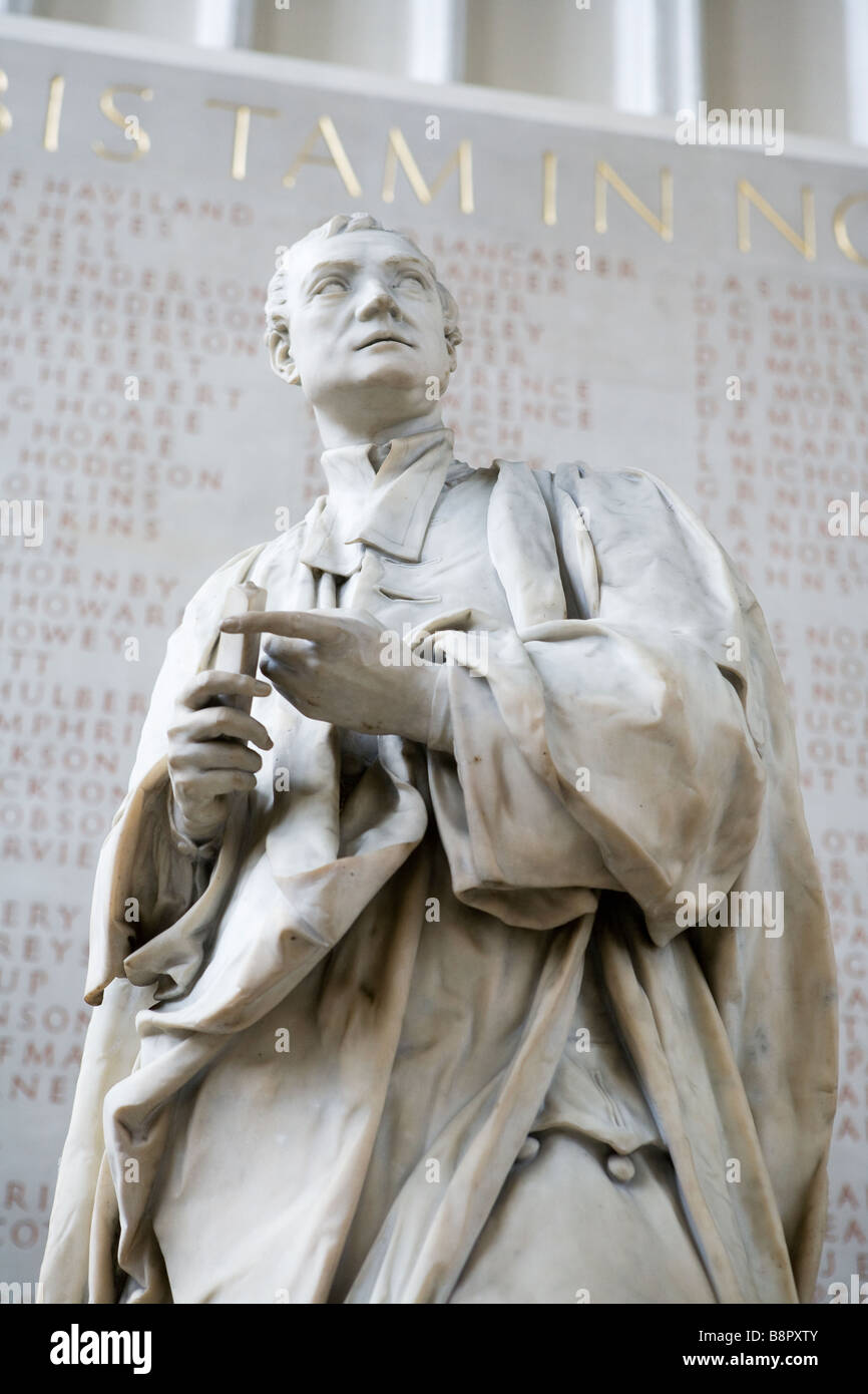 Sir Isaac Newton marble statue in the ante chapel at Trinity College Stock Photo - Alamy