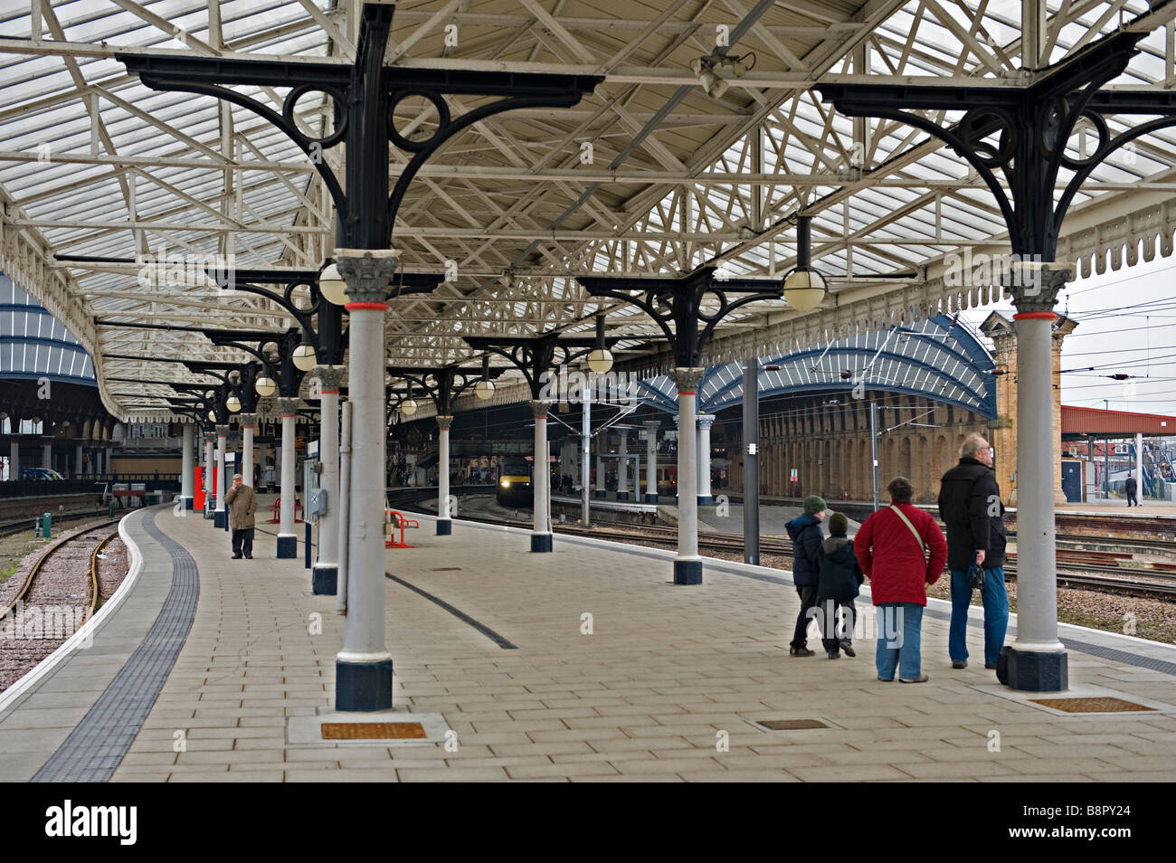 York station interior england hi-res stock photography and images - Alamy