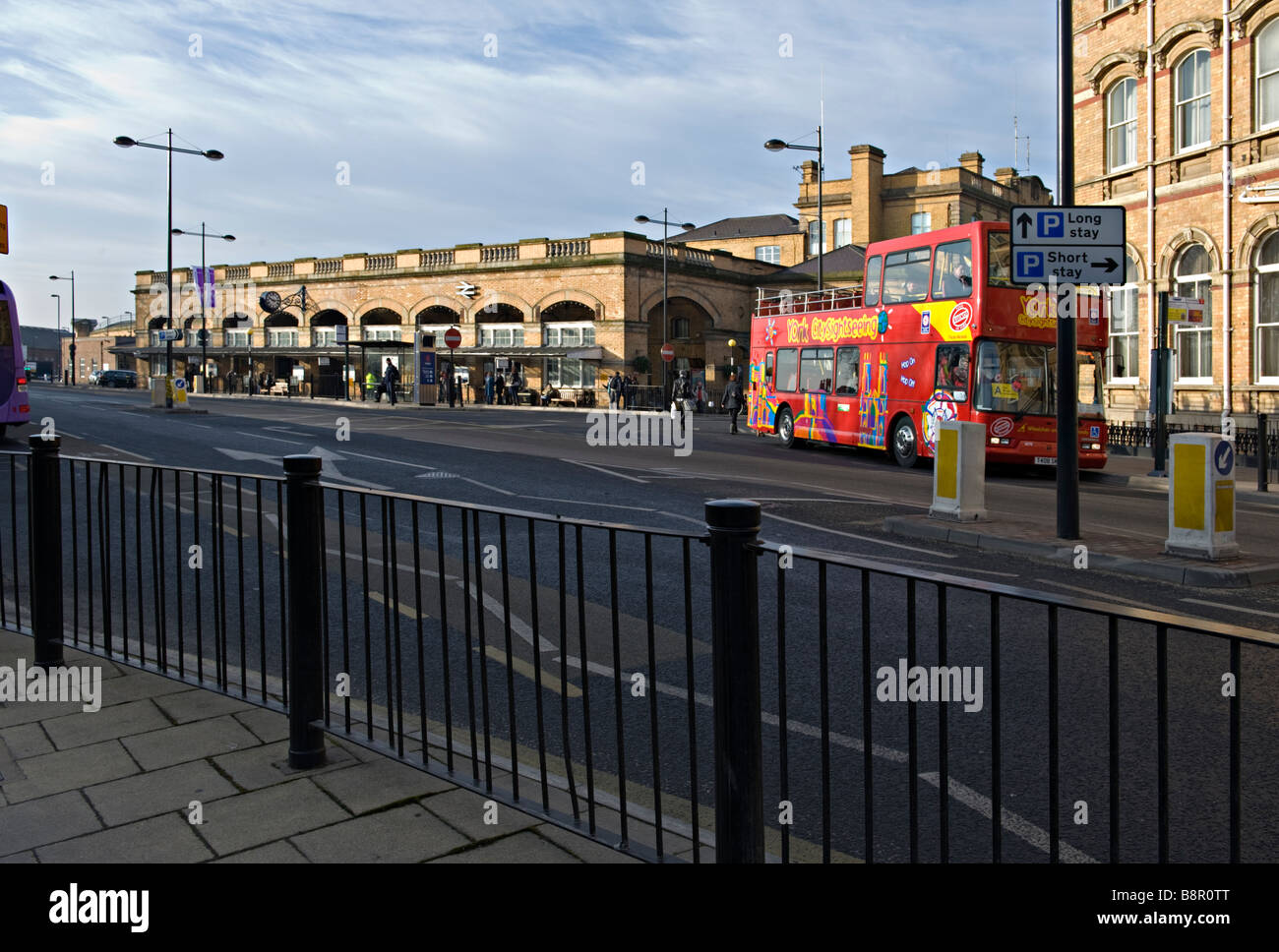 York railways station hi-res stock photography and images - Alamy