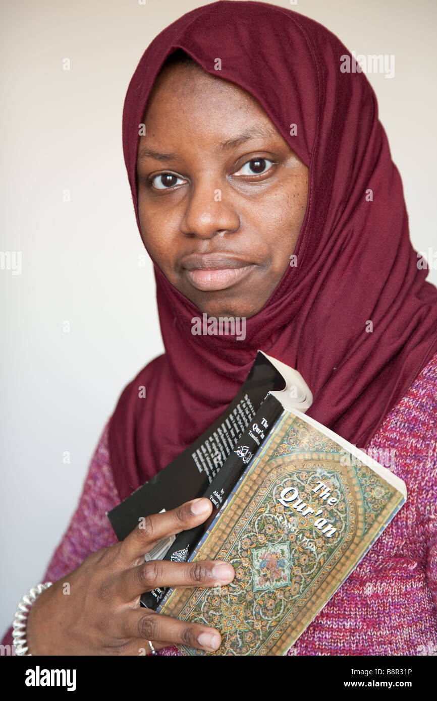 Burgundy hijab hi-res stock photography and images - Alamy