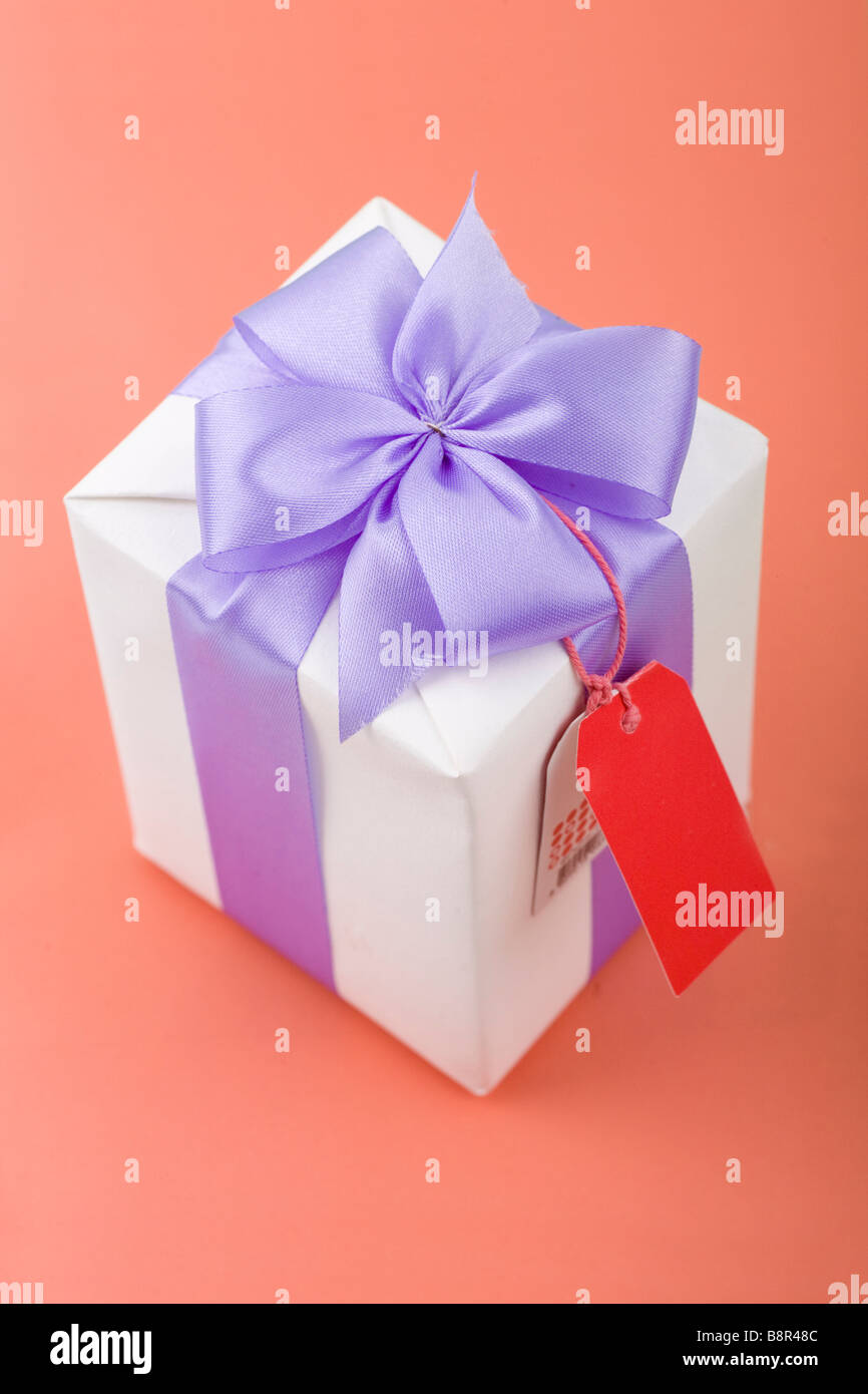 Gift box ribbon cube hi-res stock photography and images - Alamy