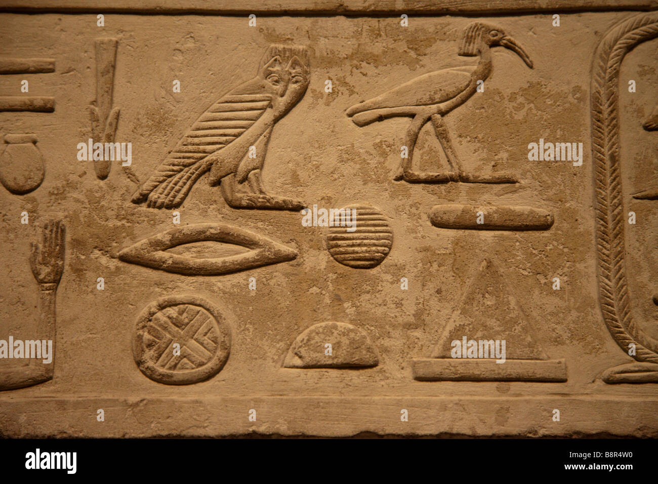 Eygiptian symbols on the ancient tomb Stock Photo - Alamy
