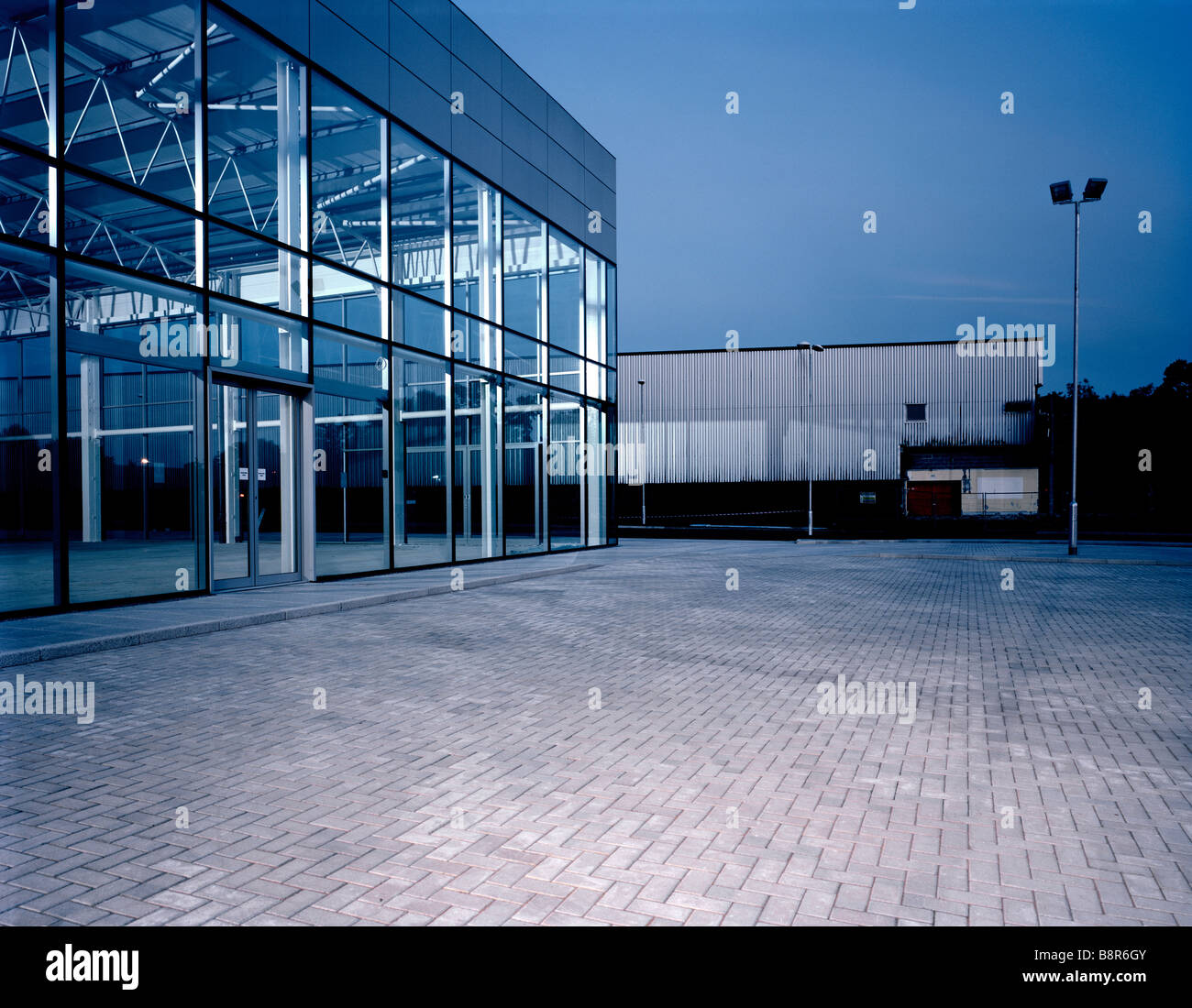Car showroom empty hi-res stock photography and images - Alamy