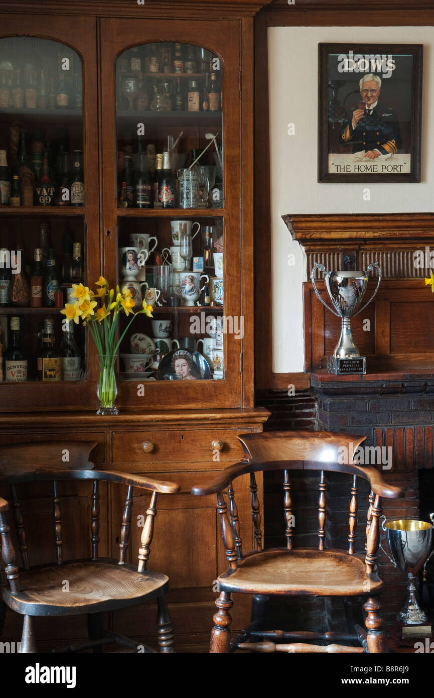 Traditional english pub interior hi-res stock photography and images ...