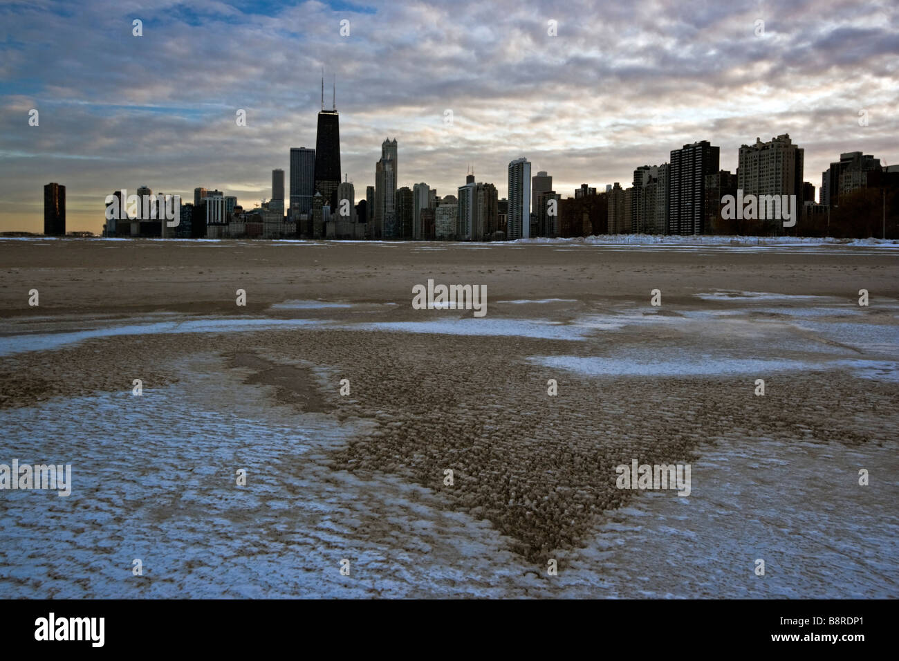 Chicago city skyline in winter hi-res stock photography and images - Alamy