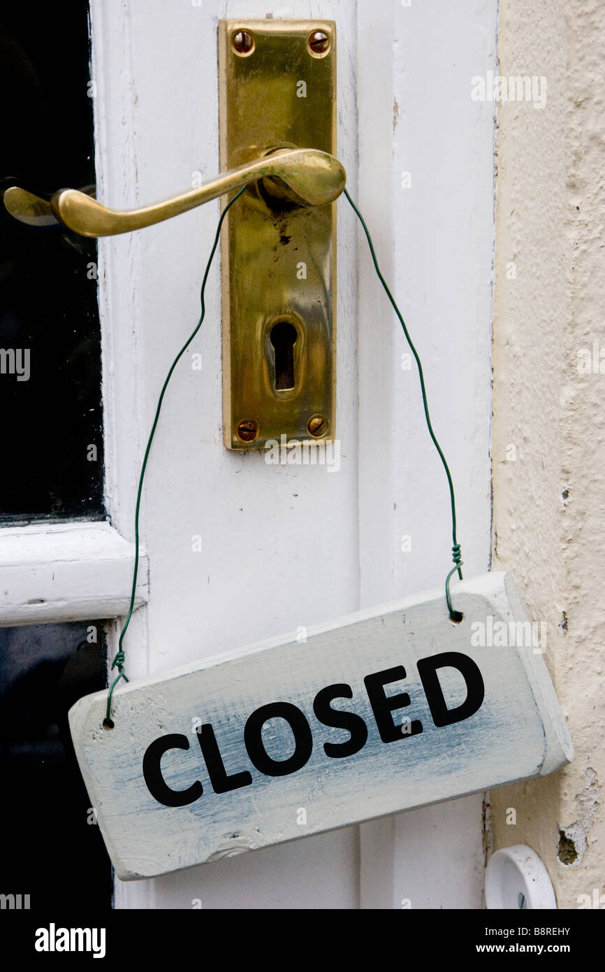 Door handle with wooden Closed sign Stock Photo - Alamy