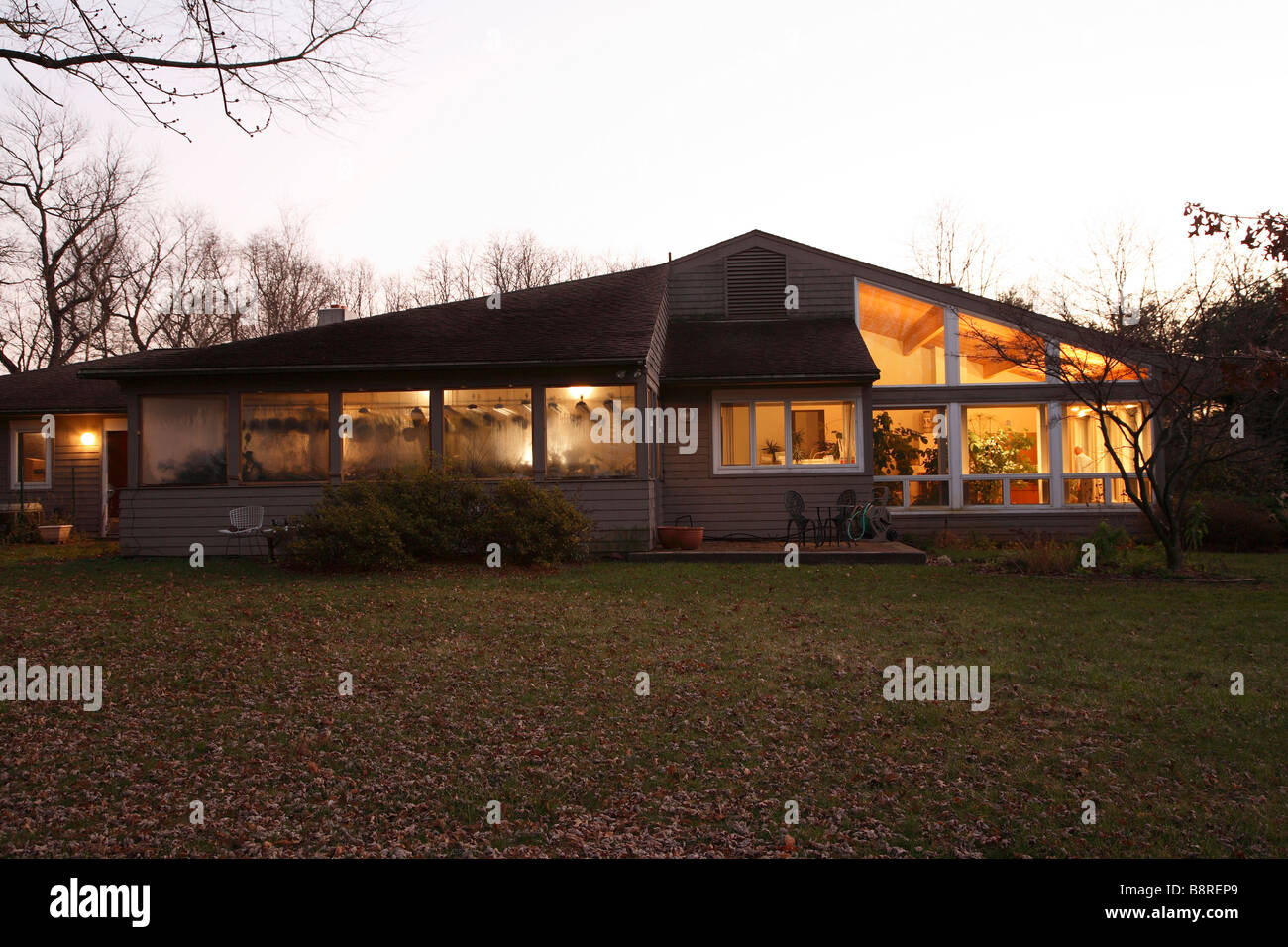 Low slung modern building hi-res stock photography and images - Alamy