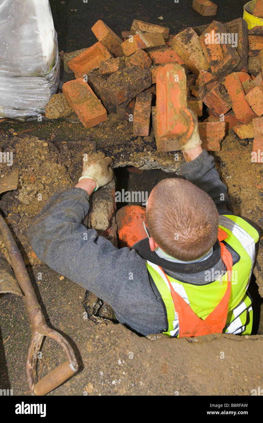 Workman dig hole hi-res stock photography and images - Alamy