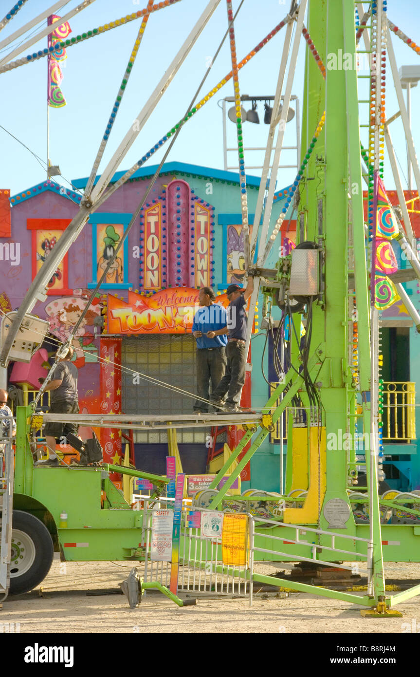 Workers set up a Ferris Wheel in a traveling carnival show Stock Photo ...