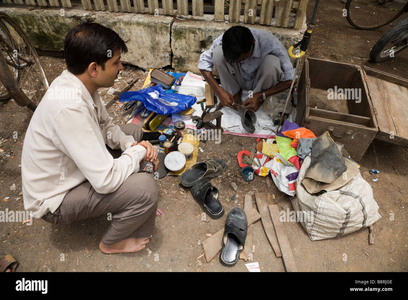 Street cobbler. Surat, Gujarat. India Stock Photo - Alamy