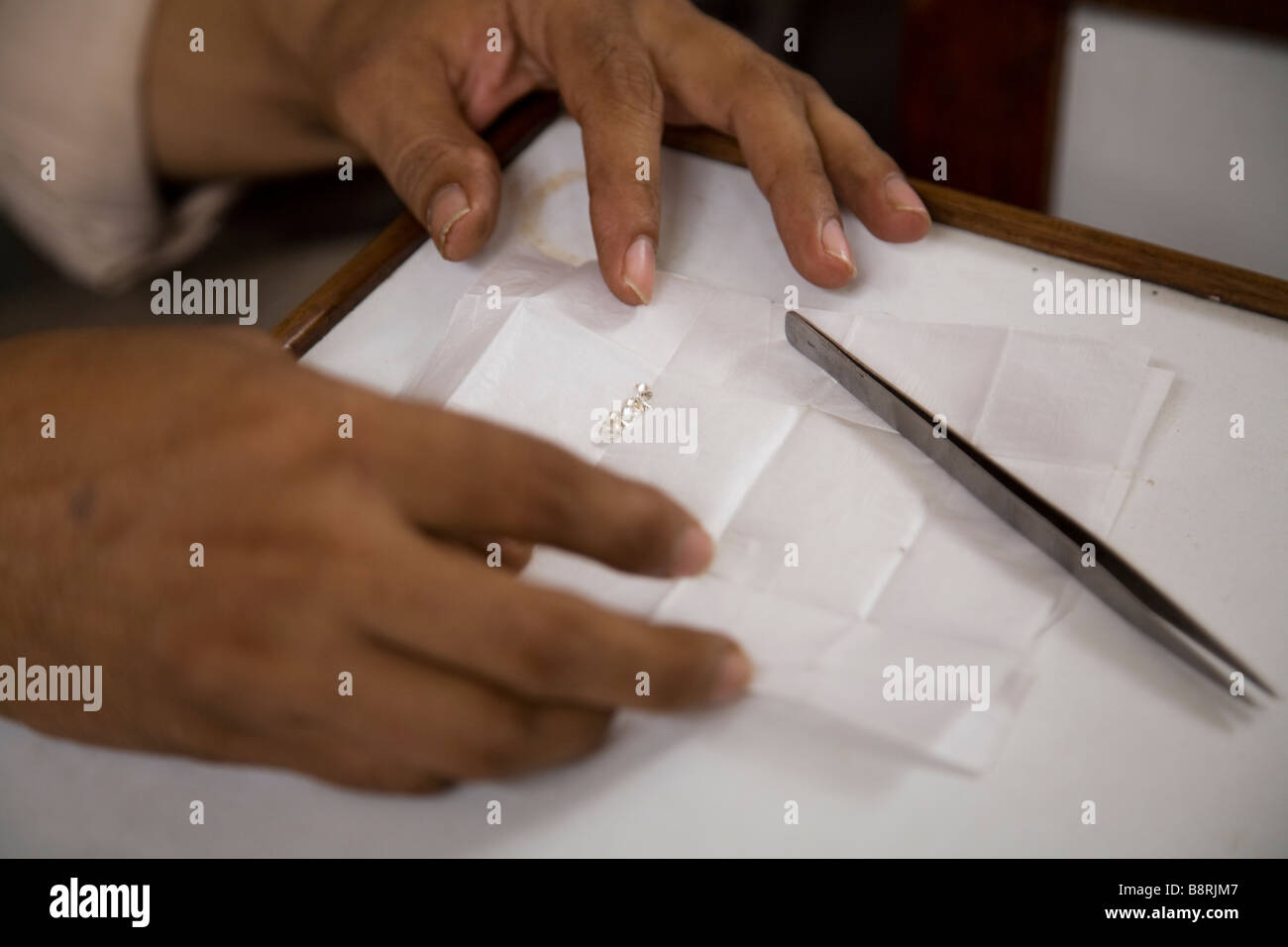 Diamond merchant's hands and diamonds at a diamond trading market ...