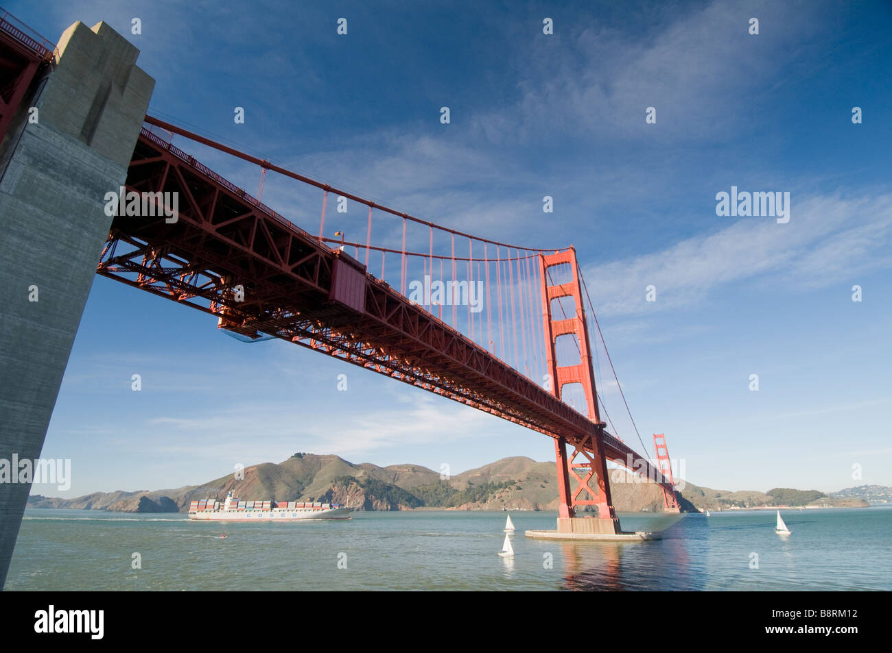 Golden gate bridge sailing boats hi-res stock photography and images ...