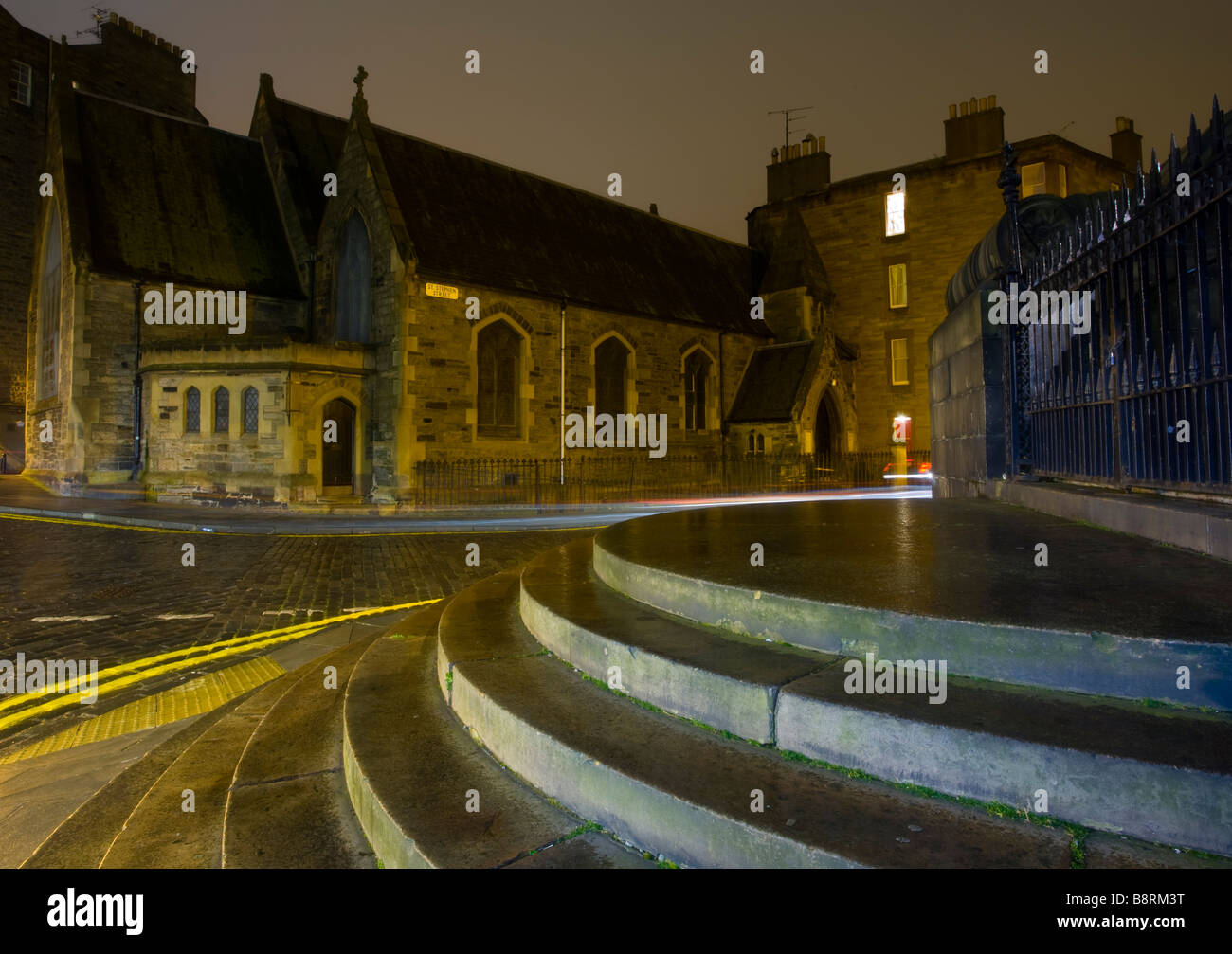 Edinburgh steps street night city uk hi-res stock photography and ...
