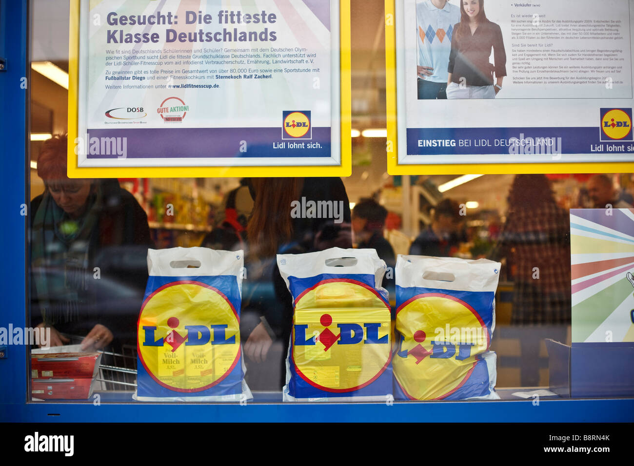 Shopping bags in Lidl store window in Hamburg, Germany Stock Photo - Alamy