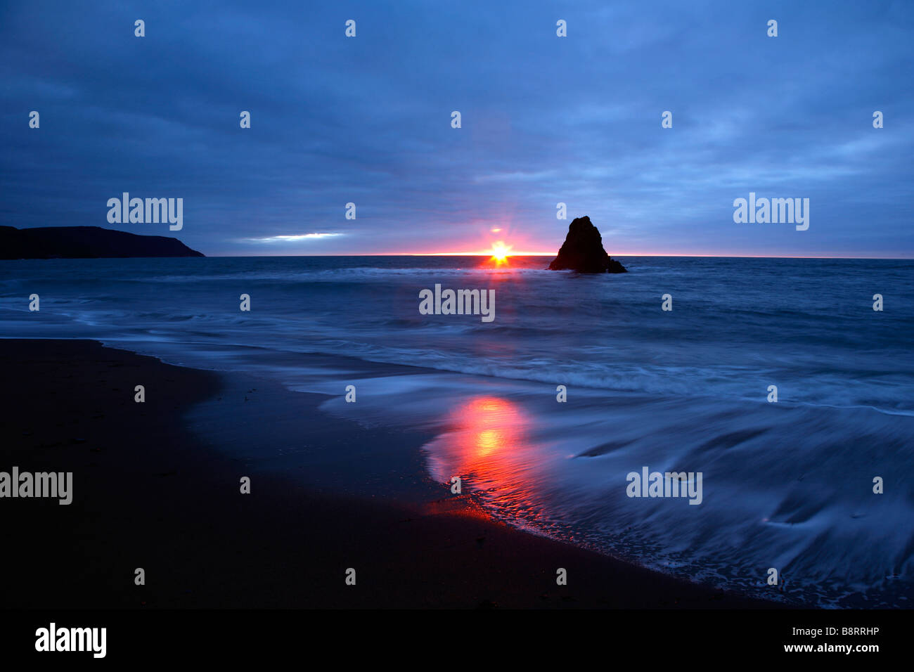 Dark sunset over black hi-res stock photography and images - Alamy