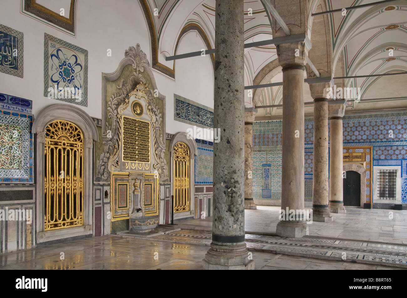 A fountain set into a wall under arches, Topkapi Palace,Istanbul ...