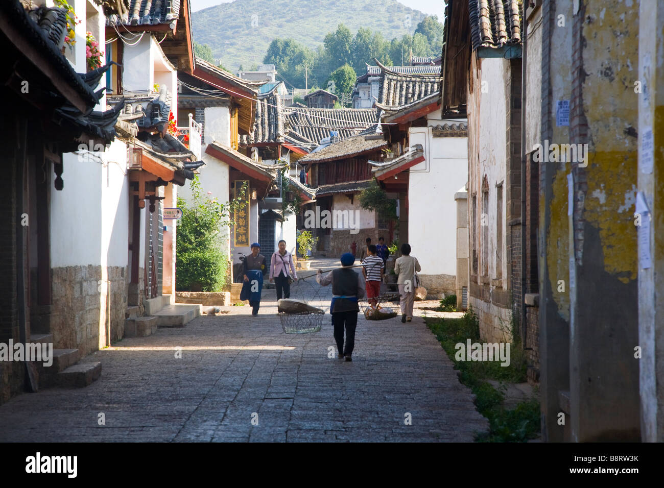 Street life in the traditional chinese mountain village of Lijiang ...