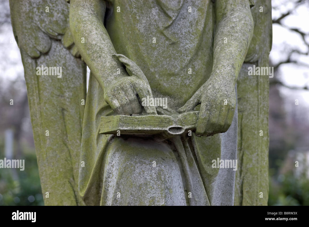 Statue angel writing in graveyard hi-res stock photography and images ...