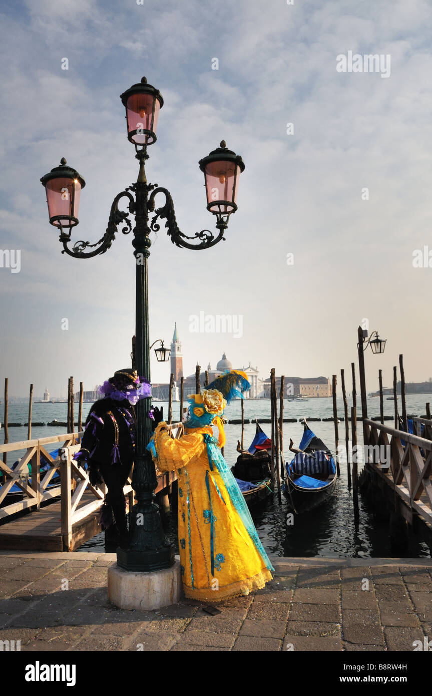 Figures standing under hi-res stock photography and images - Alamy