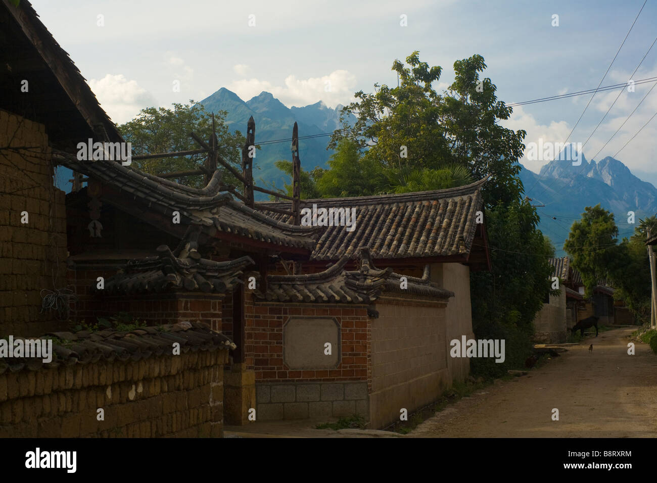 Traditional naxi chinese houses in the countryside nar Lijiang, Yunnan ...