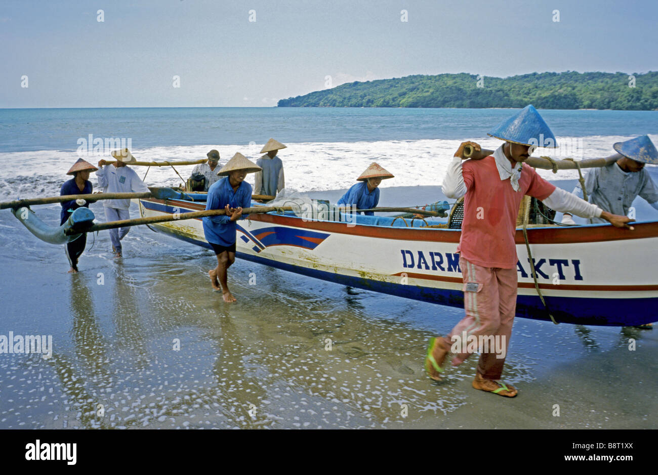Indonesian traditional ships hi-res stock photography and images - Alamy