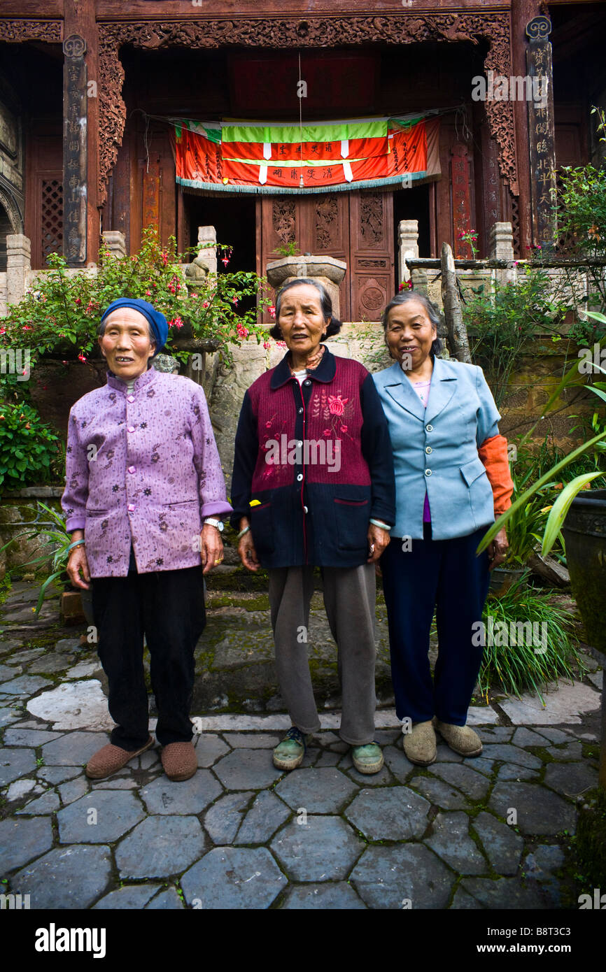 Women in taoist temple hi-res stock photography and images - Alamy