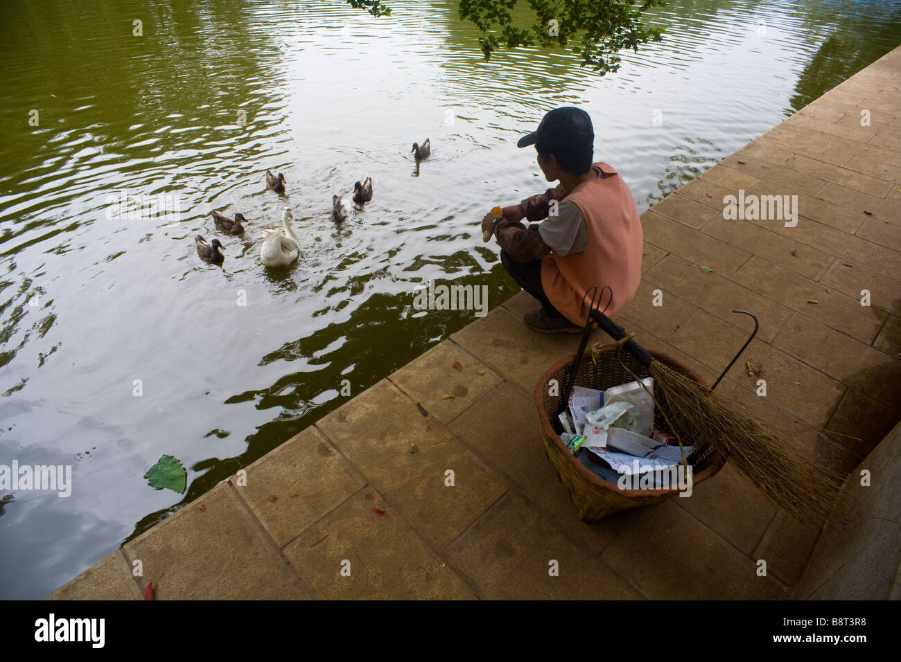 Feeding ducks in the "Green Lake(Cui Hui) Park" in Kunming, Yunnan ...