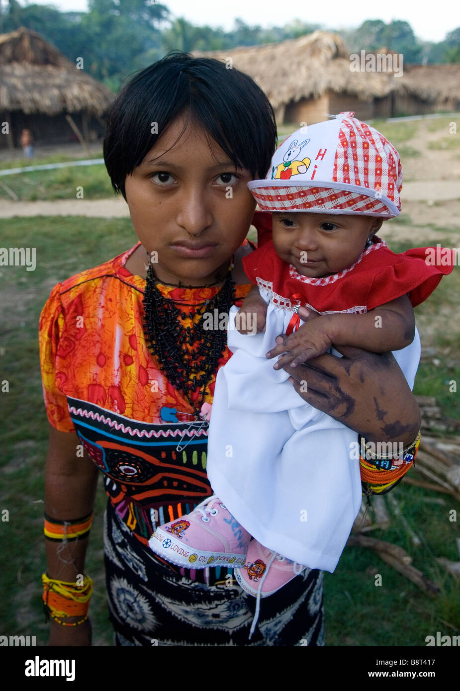 Kuna women dressed in traditional costume Stock Photo - Alamy