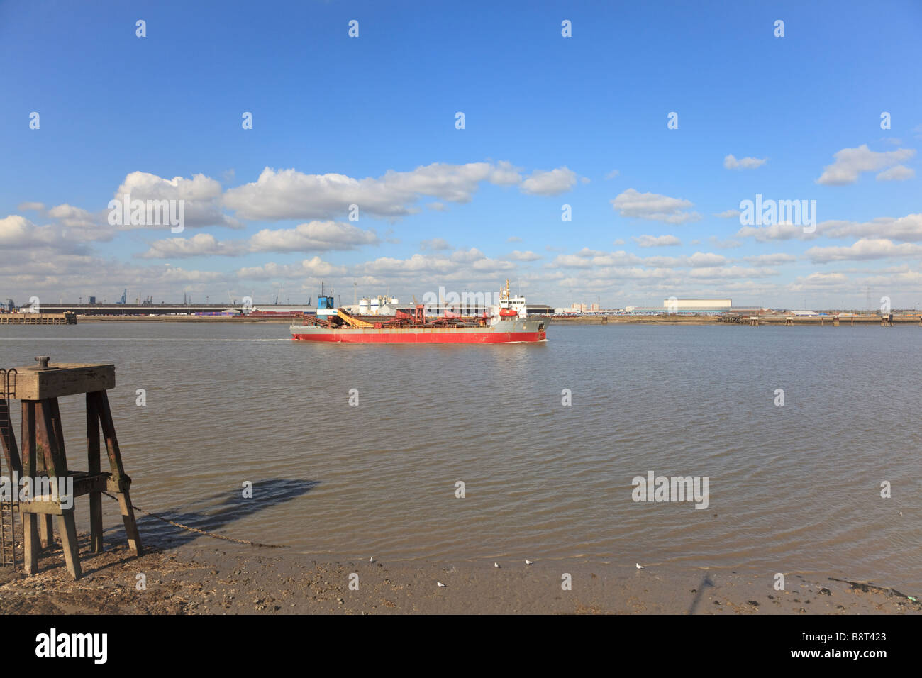 Dredger thames hi-res stock photography and images - Alamy