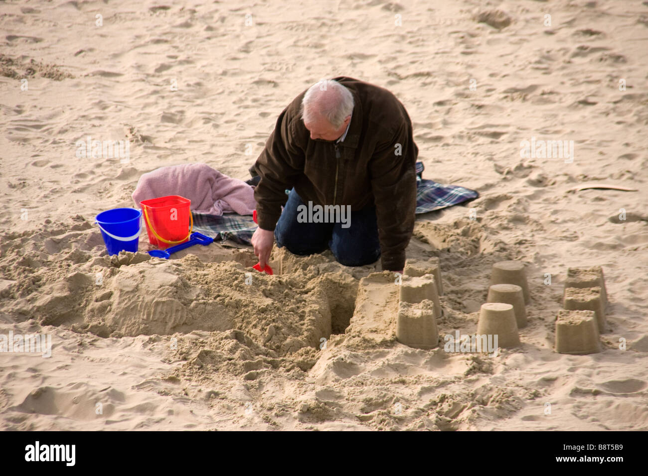 Man building sandcastle hi-res stock photography and images - Alamy