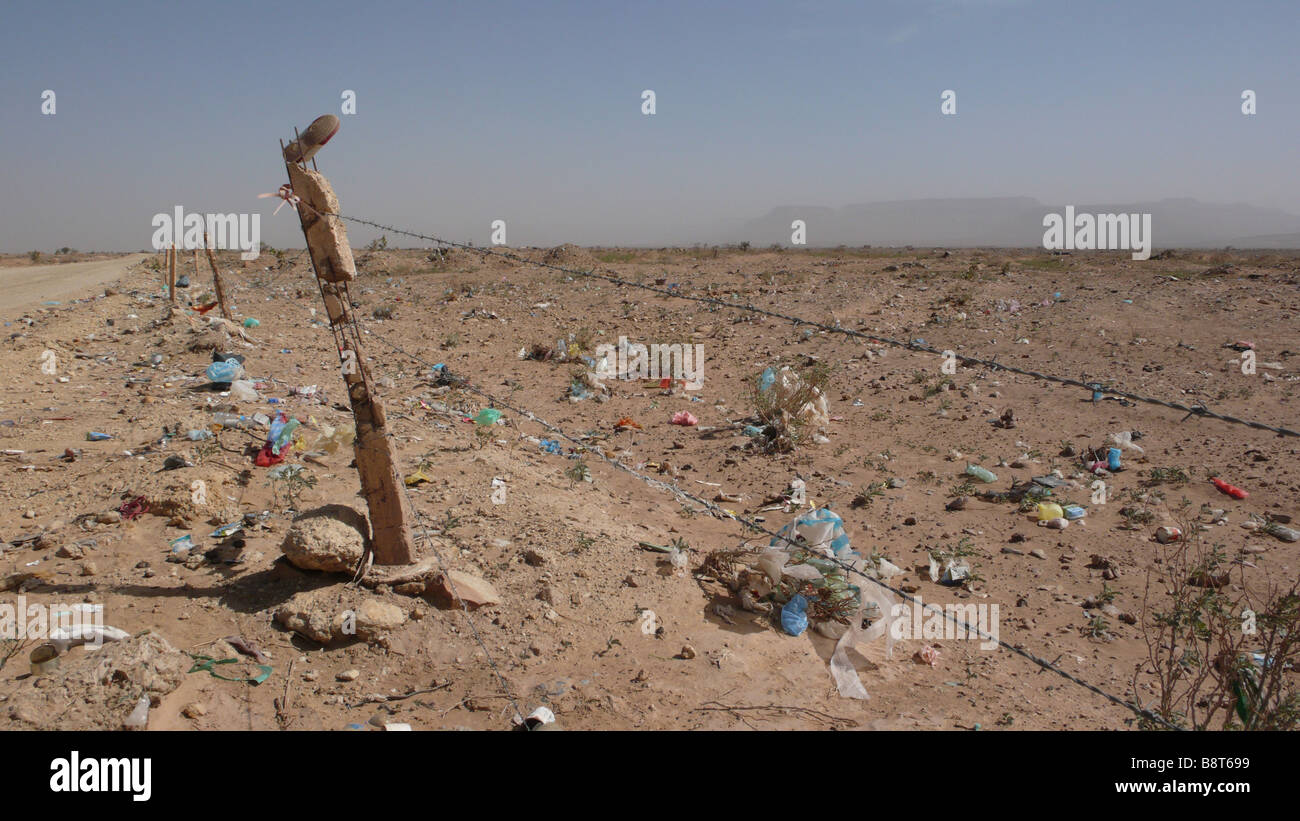 Rubbish in the Sahara desert Stock Photo - Alamy