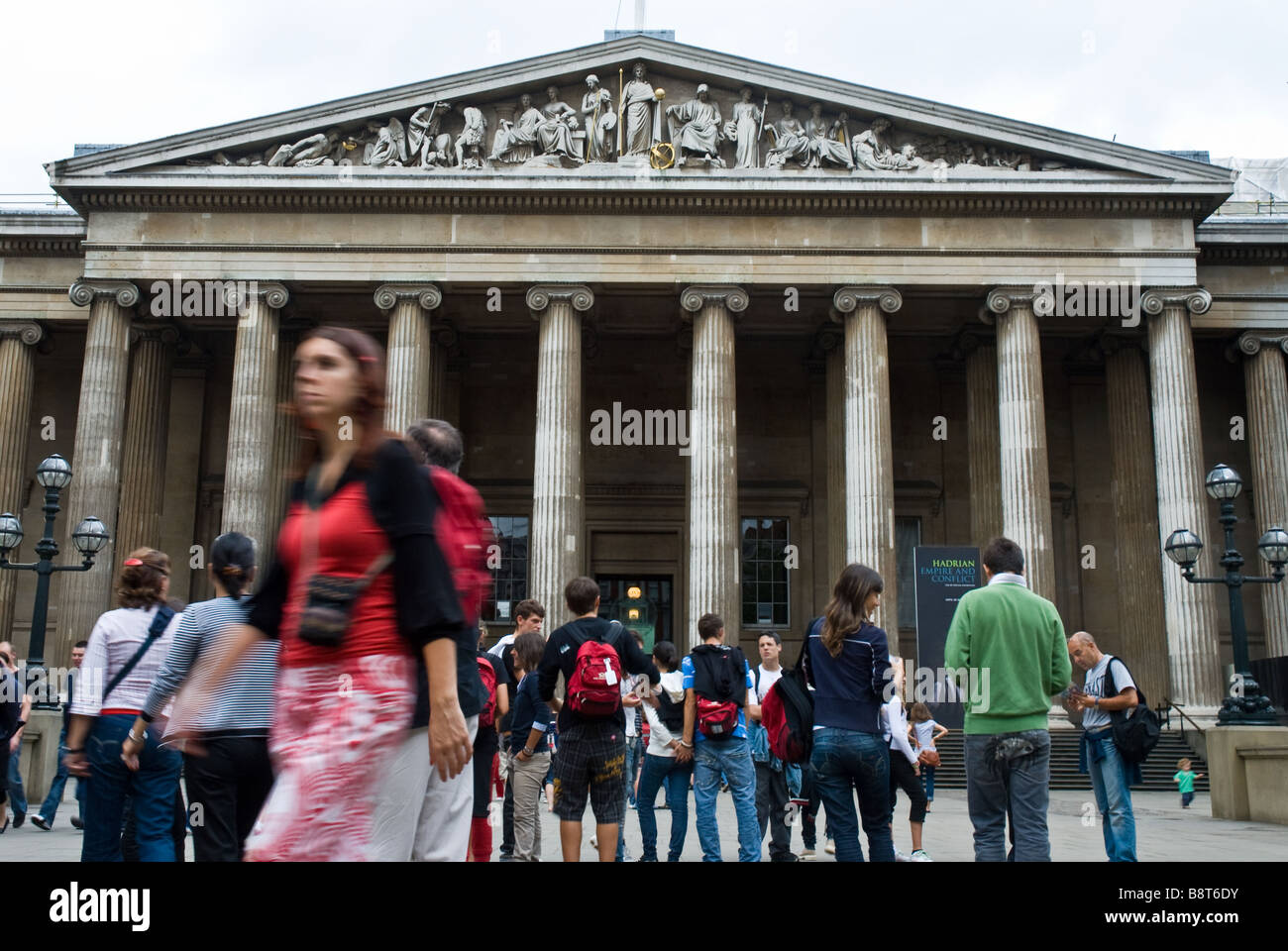 Crowds of tourists in front of the entrance to the British Museum in ...