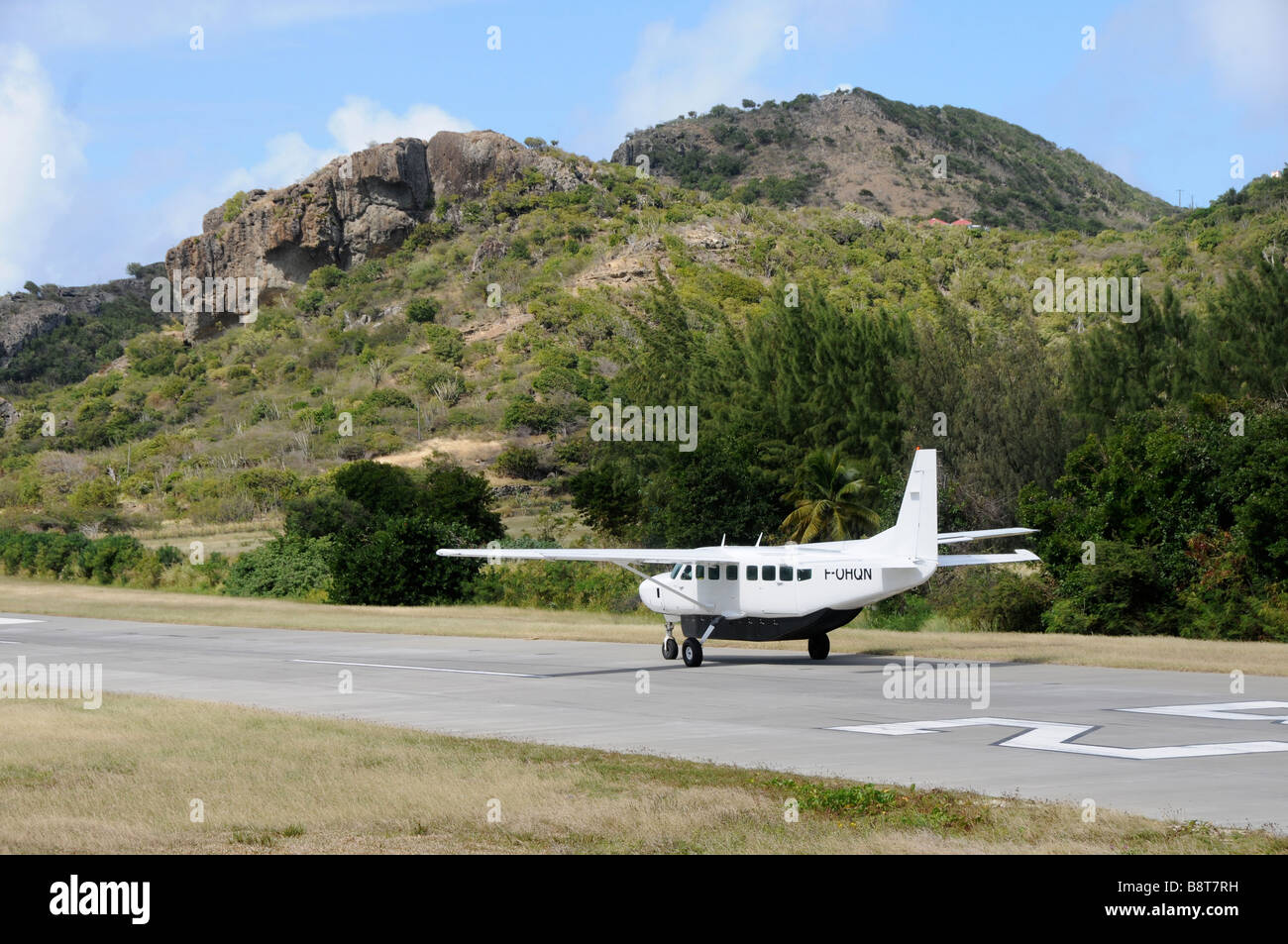 St barths plane landing hi-res stock photography and images - Alamy