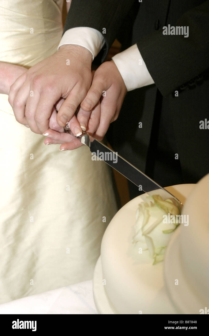 couples hands cutting their wedding cake Stock Photo - Alamy