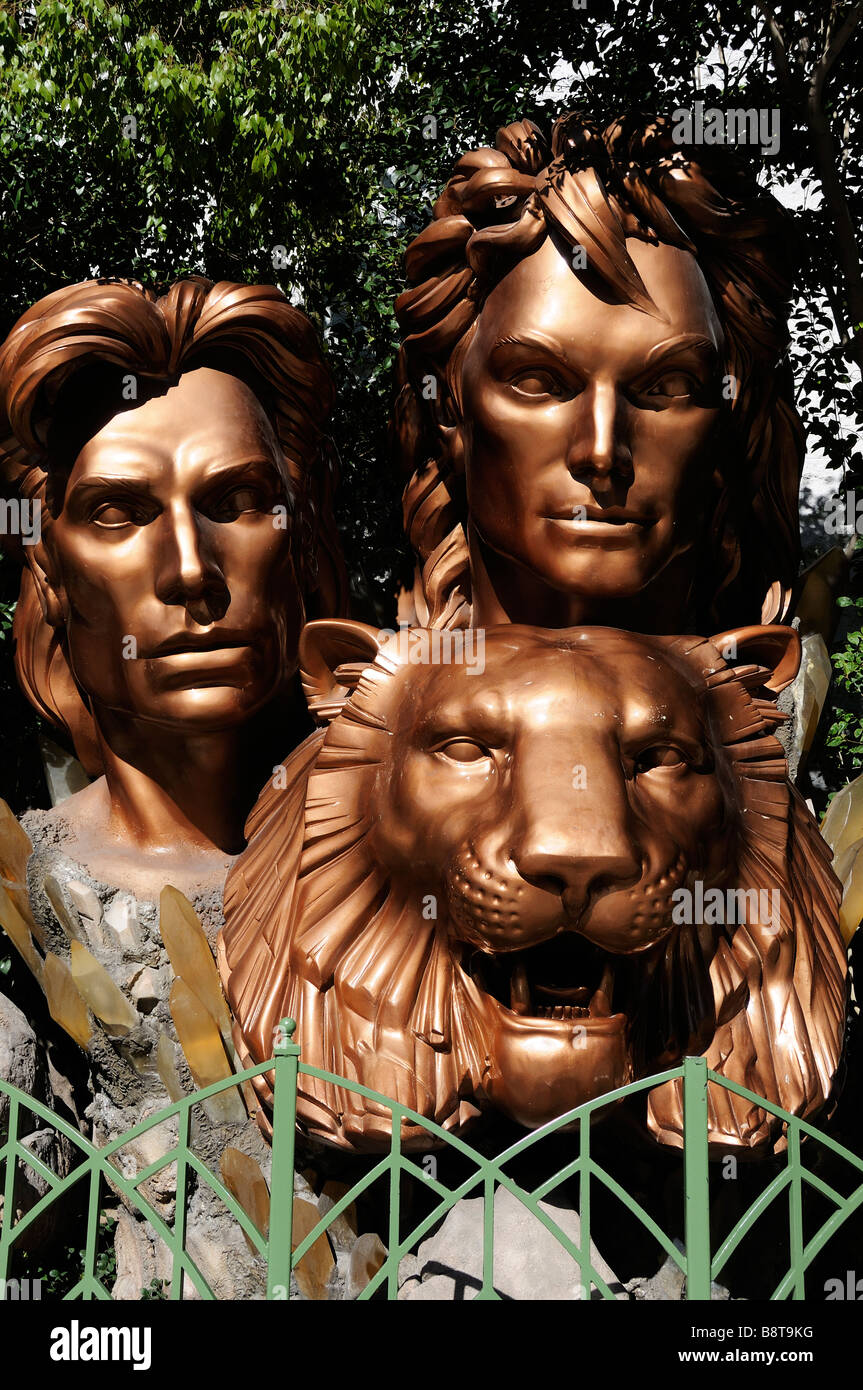 Siegfried and roy lion hi-res stock photography and images - Alamy
