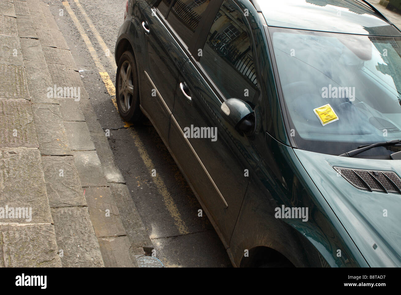 Car parked on double yellow lines hi-res stock photography and images ...