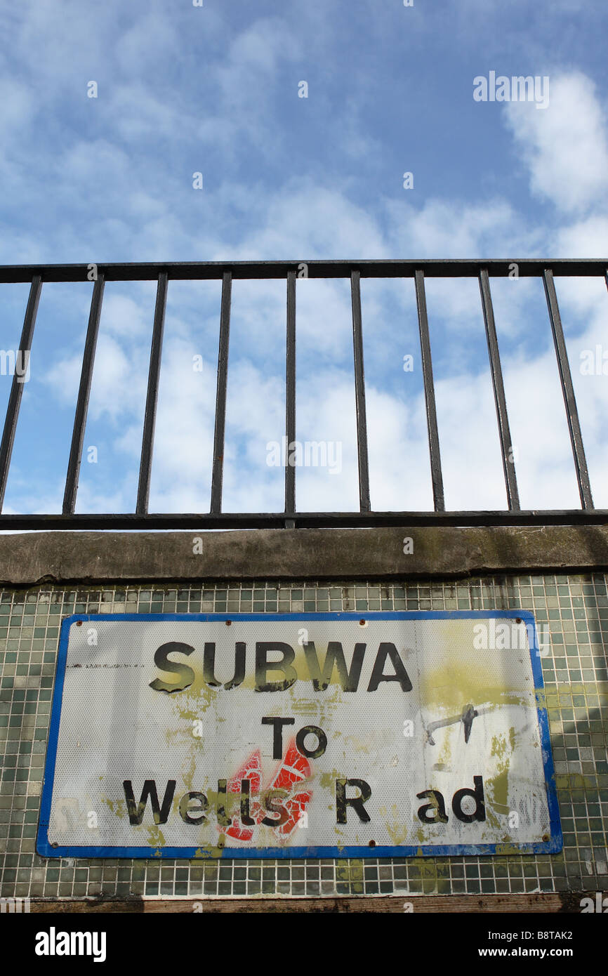 Underpass sign hi-res stock photography and images - Alamy