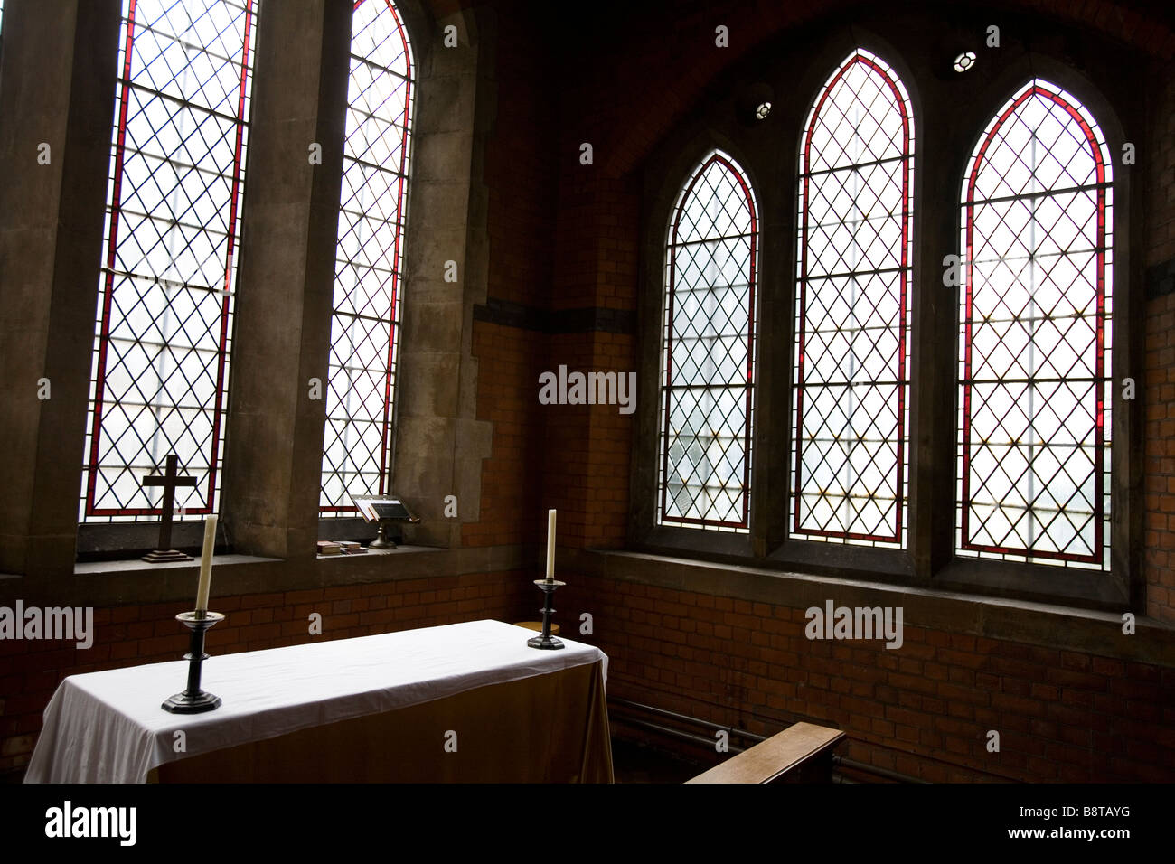English church windows hi-res stock photography and images - Alamy
