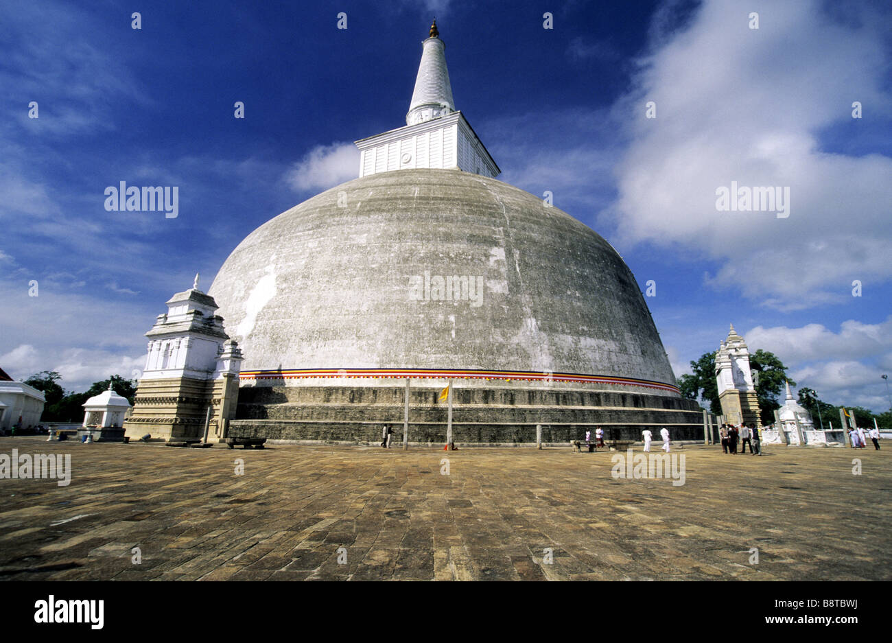 Ruvanvelisaya Dagoba in Anuradhapura, Sri Lanka Stock Photo - Alamy