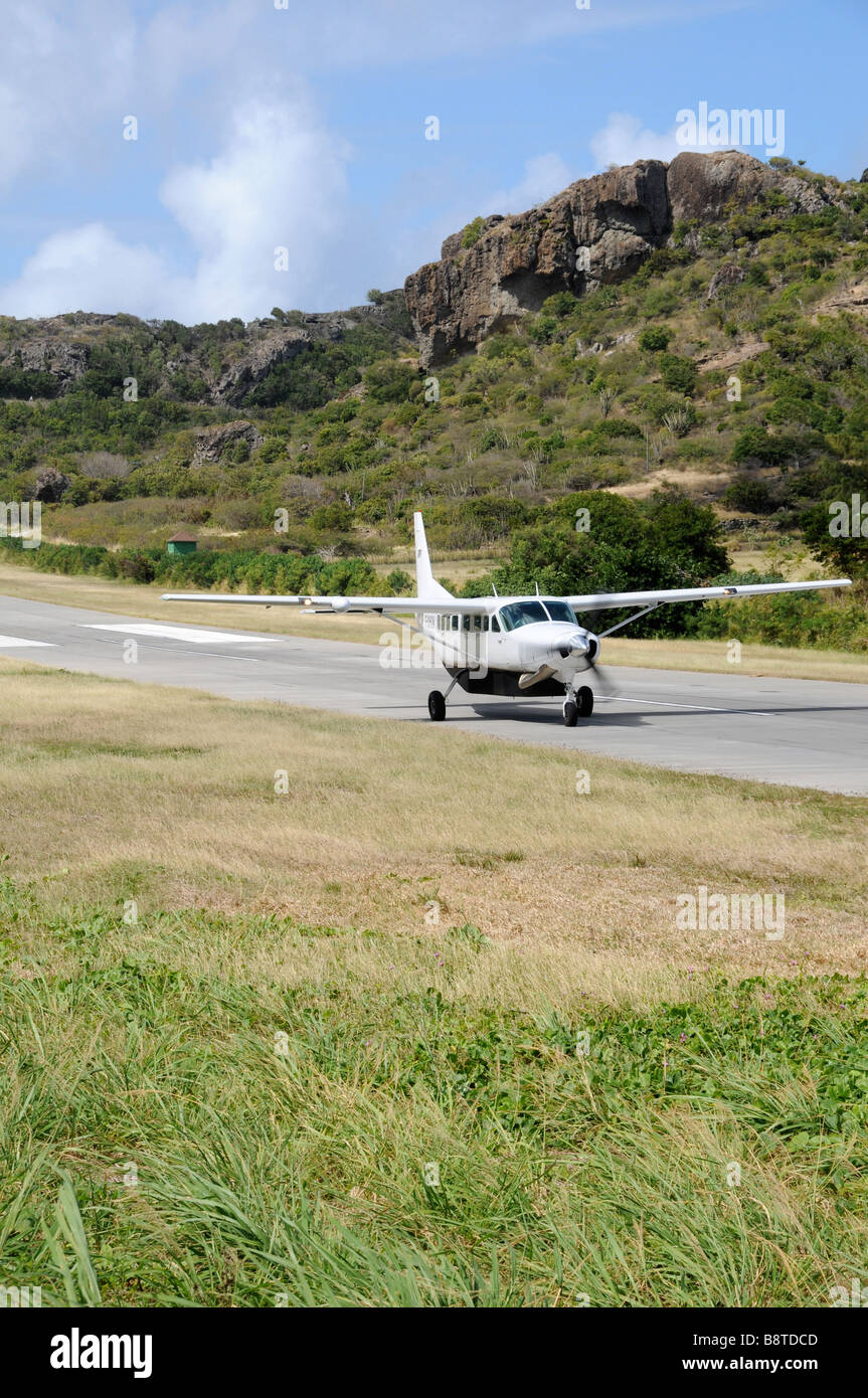 Plane landing at St Barths airport Stock Photo - Alamy