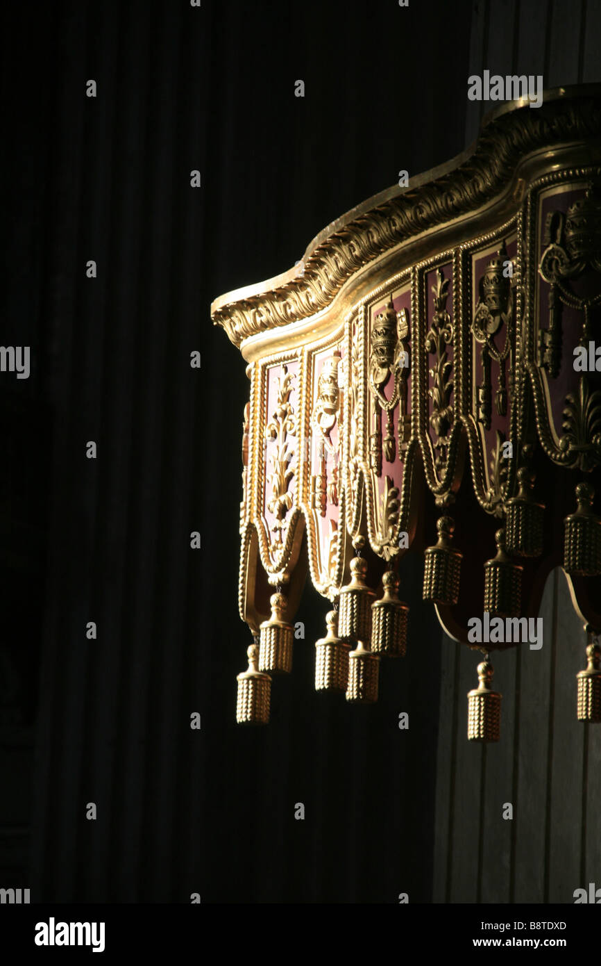 sculpture statue drapes inside st peter's basilica, rome Stock Photo ...