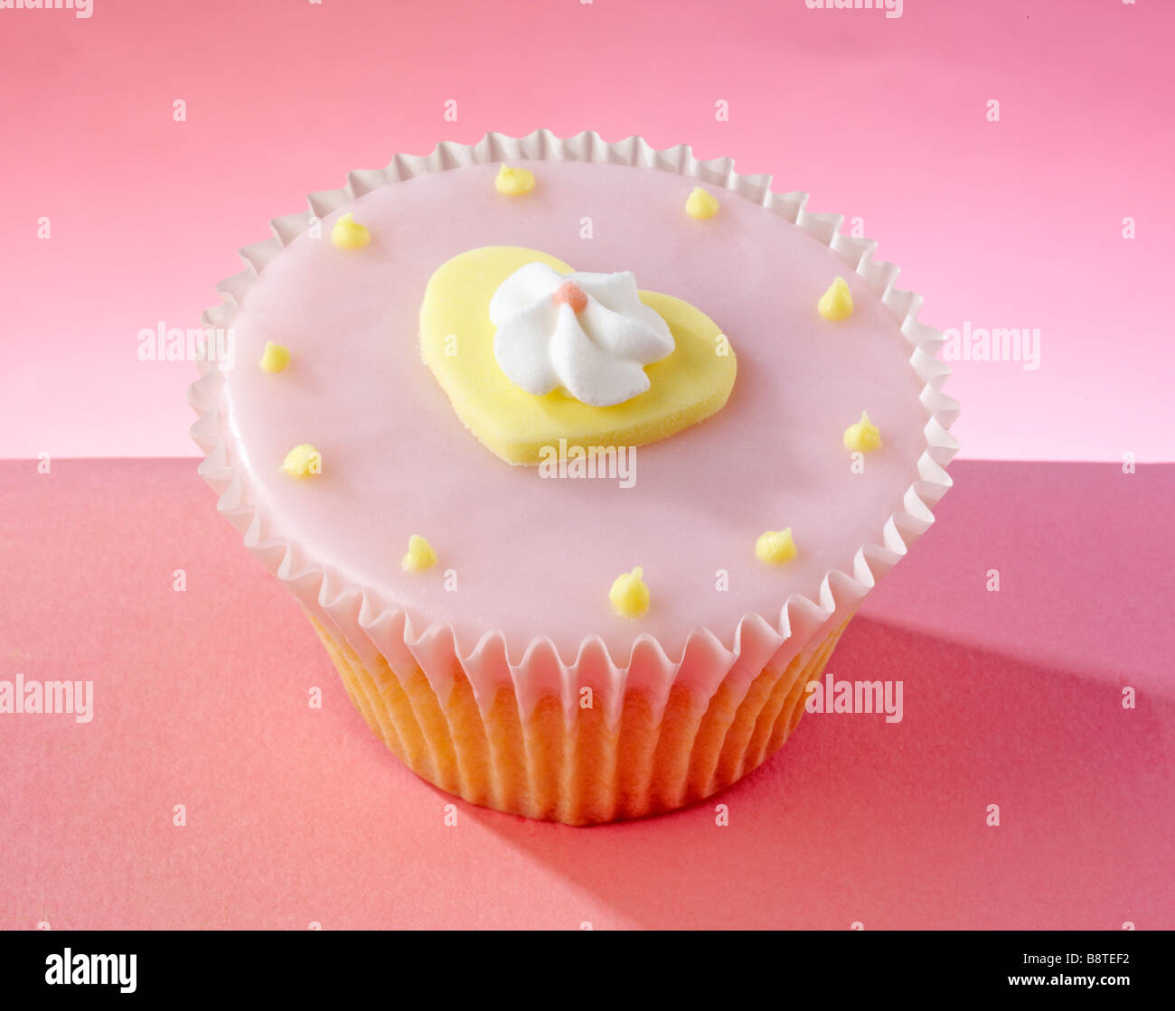 SINGLE PINK CUPCAKE Stock Photo - Alamy