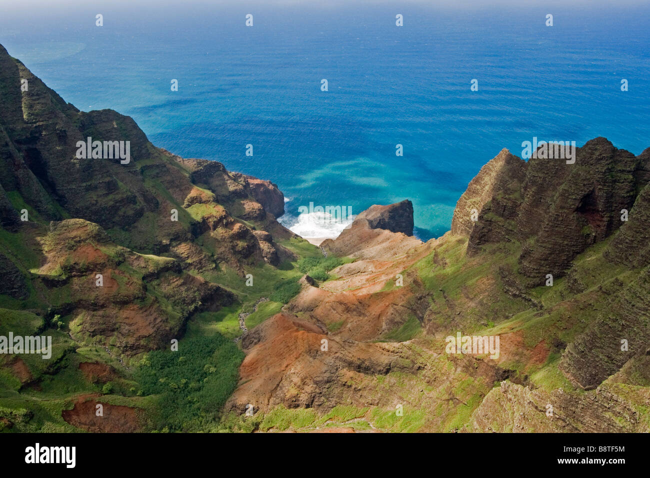 Hawaii cliffs hi-res stock photography and images - Alamy