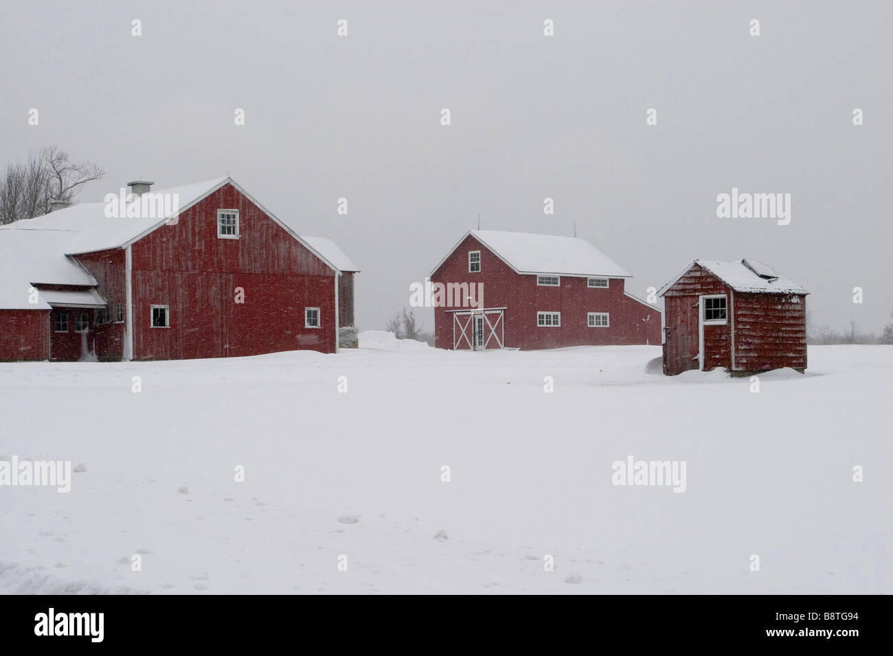 Red barns hi-res stock photography and images - Alamy
